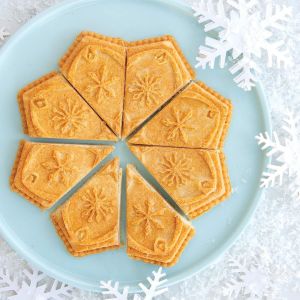 Sweet Snowflakes Shortbread Pan | Nordic Ware | Everything Kitchens