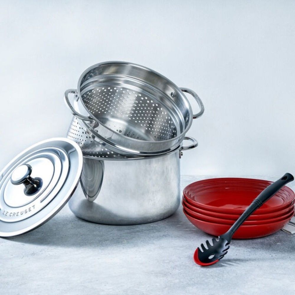 spaghetti pot with colander